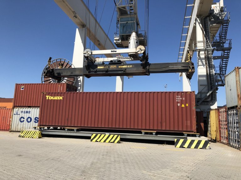 Container scales for reloading